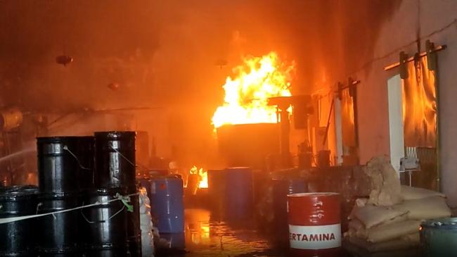 Pabrik Cat Maju Makmur Mojokerto Ludes Dilalap Api