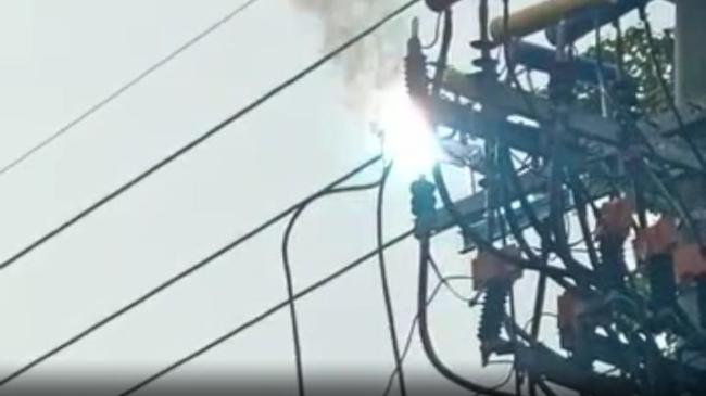 Kebakaran Sambungan Listrik di Depan WEP Gresik Sempat Bikin Panik
