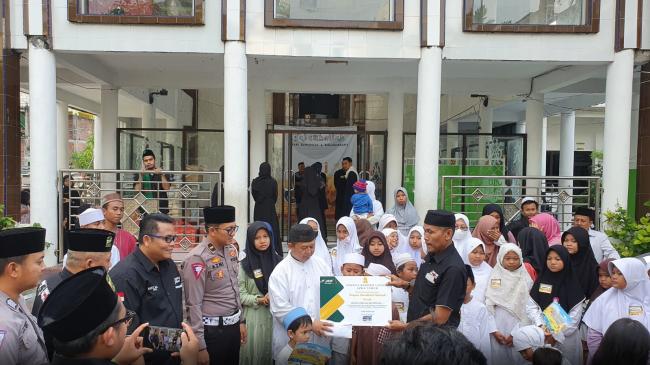 Komunitas Innova Reborn Lovers Serahkan Donasi ke Pesantren
